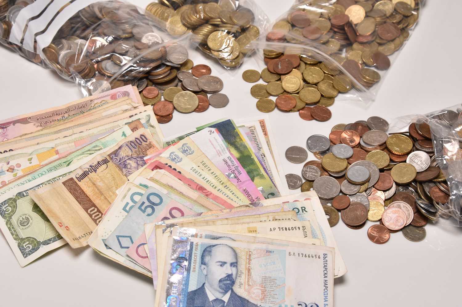 Lot 157 - A worldwide collection of modern coins and